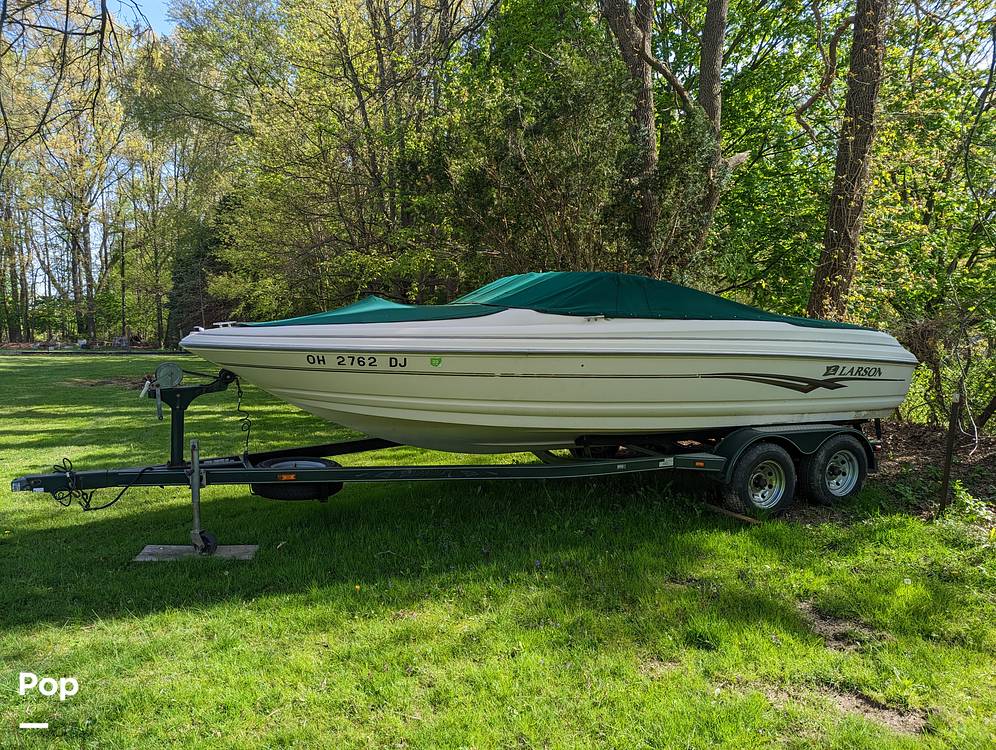 2002 Larson 210 SEI Power boat for Sale in Akron, OH